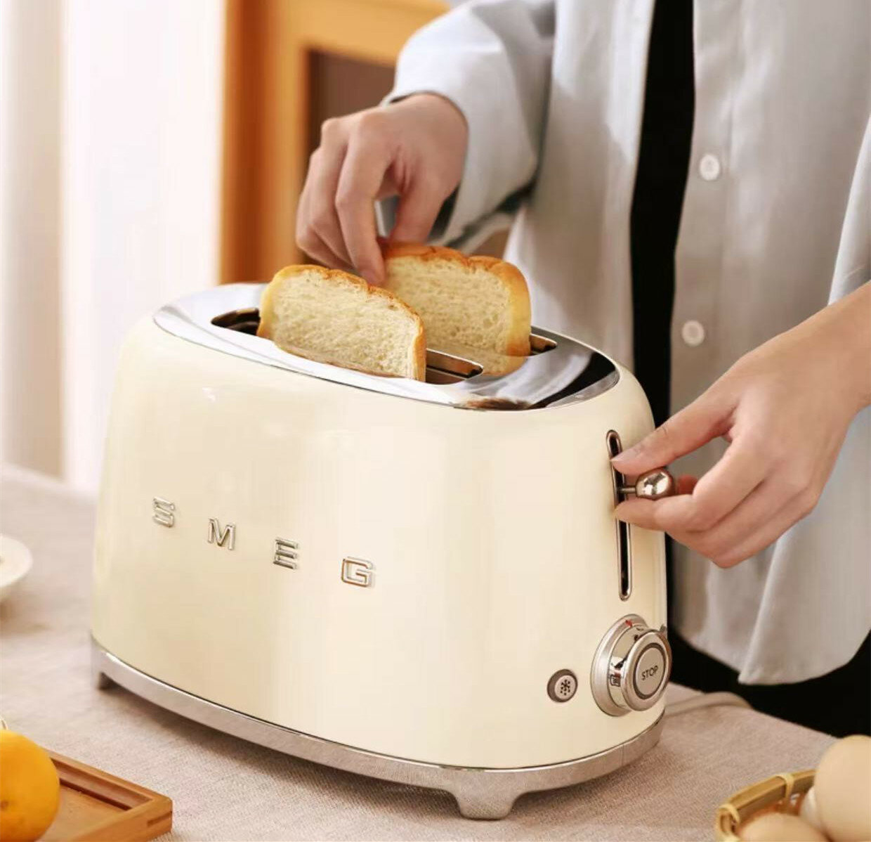 Тостер Smeg VQxUqy4z, кремовый, 950Вт, 2 тоста, 2 отделения, электронное управление