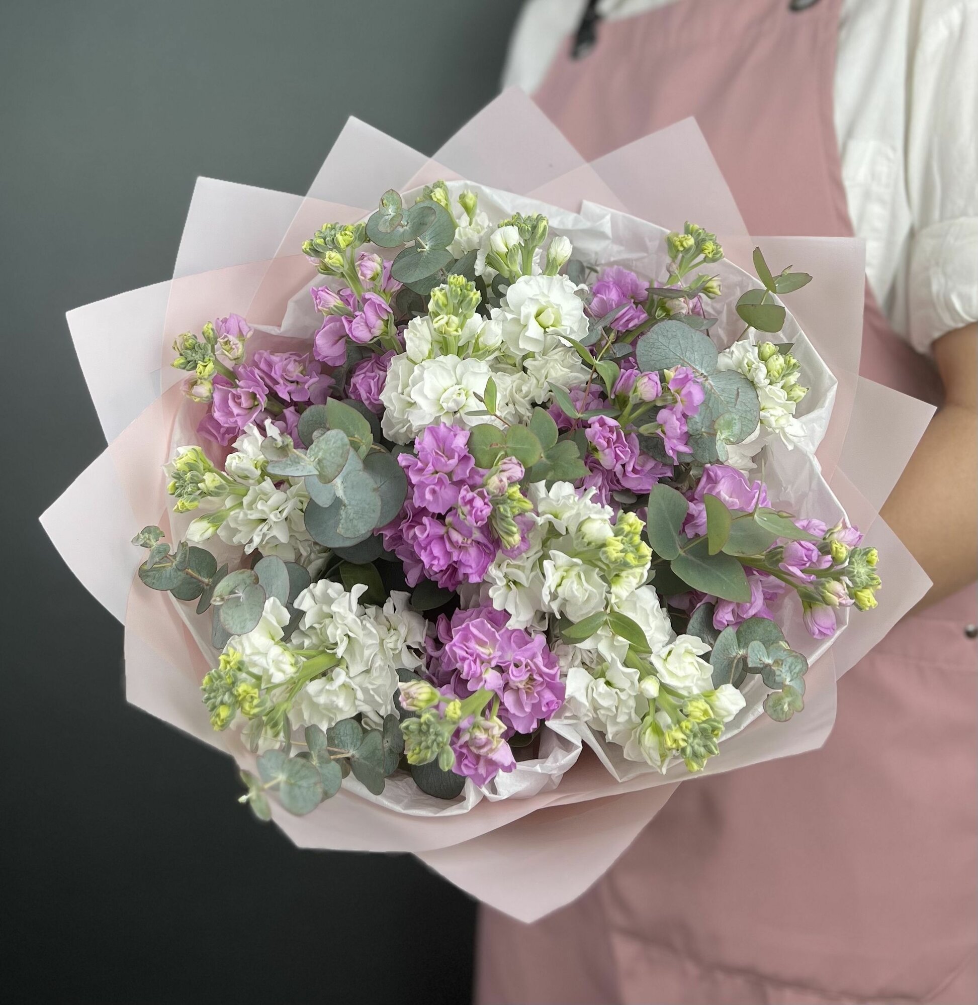 Букет живых цветов. Розовая Маттиола 8 шт, белая Маттиола 7 шт и Эвкалипт в стильной упаковке