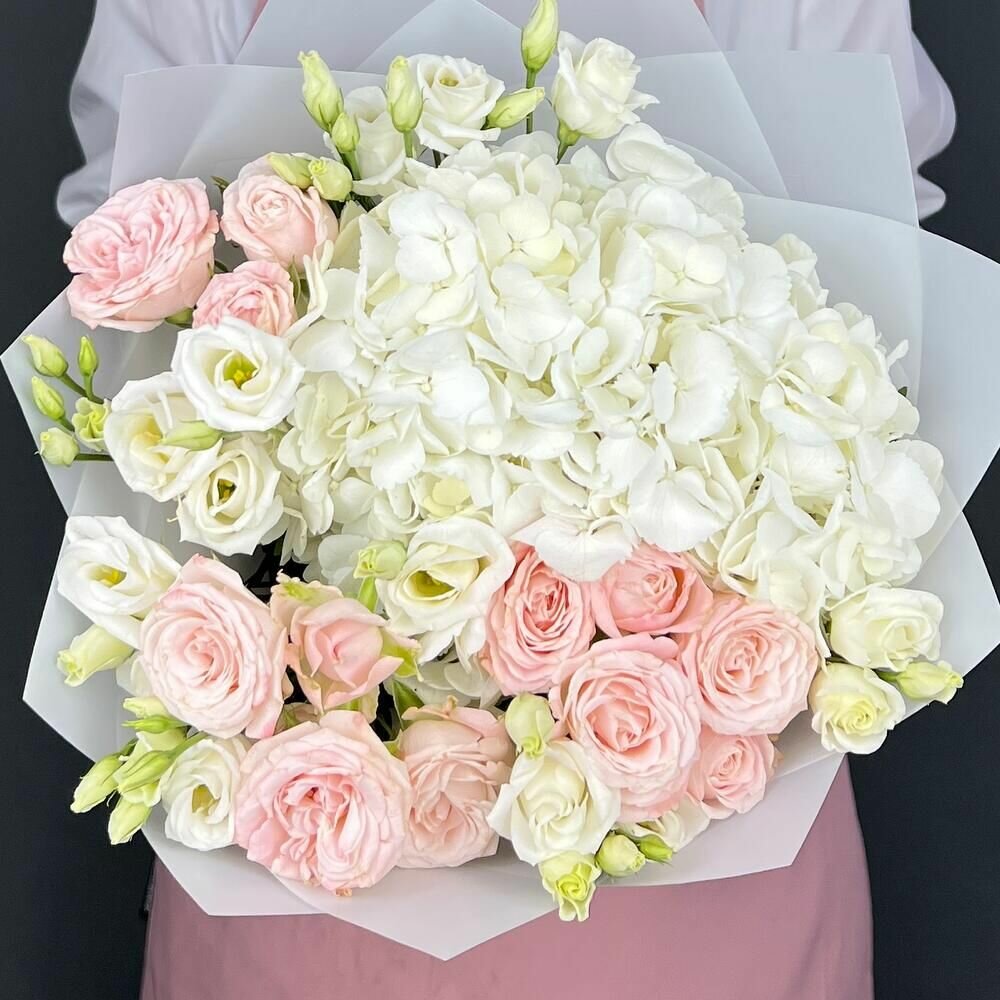 Букет живых цветов. Кустовые розы Бомбастик, белая Гортензия и Эустома