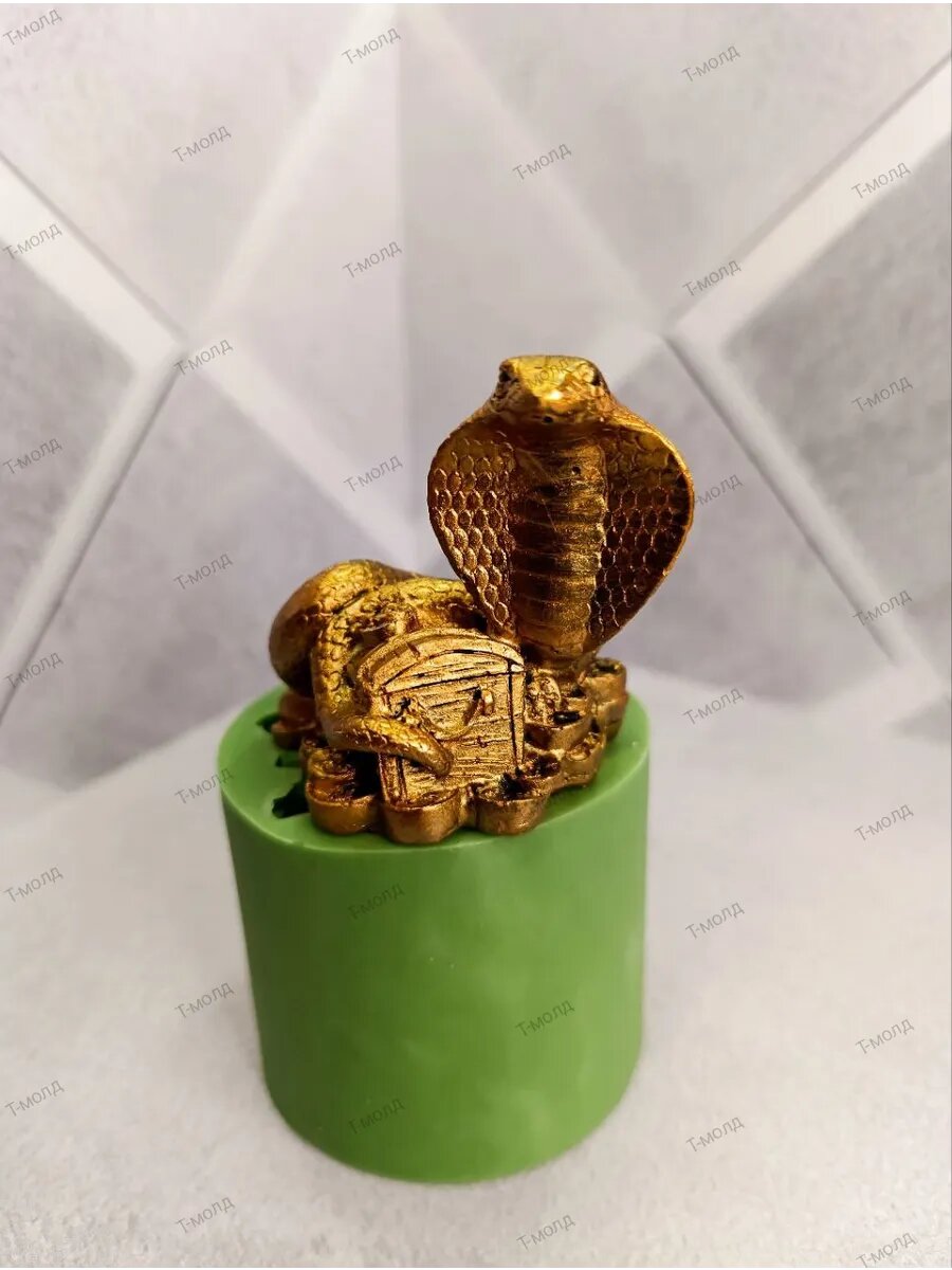 Молд силиконовый "Кобра на сундуке". Высота готового изделия 6,2 см.