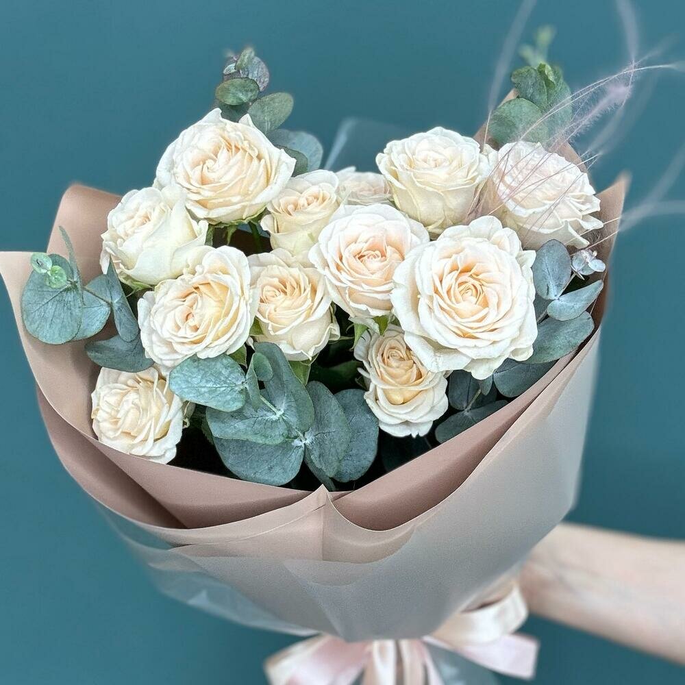 Монобукет из кустовых роз, эвкалипта и нежного ковыля в упаковке
