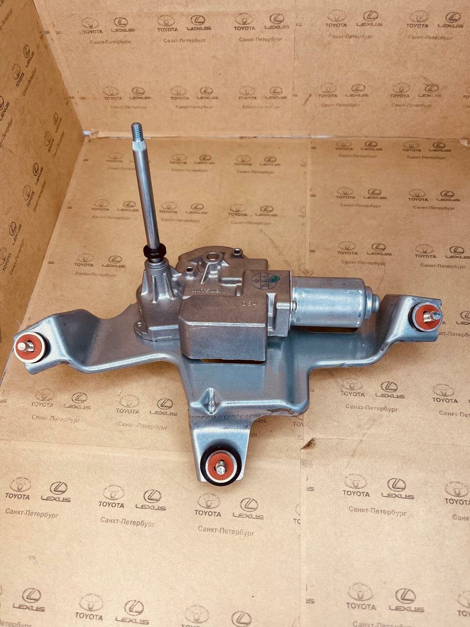 8513042110 Мотор стеклоочистителя заднего на Toyota RAV-4