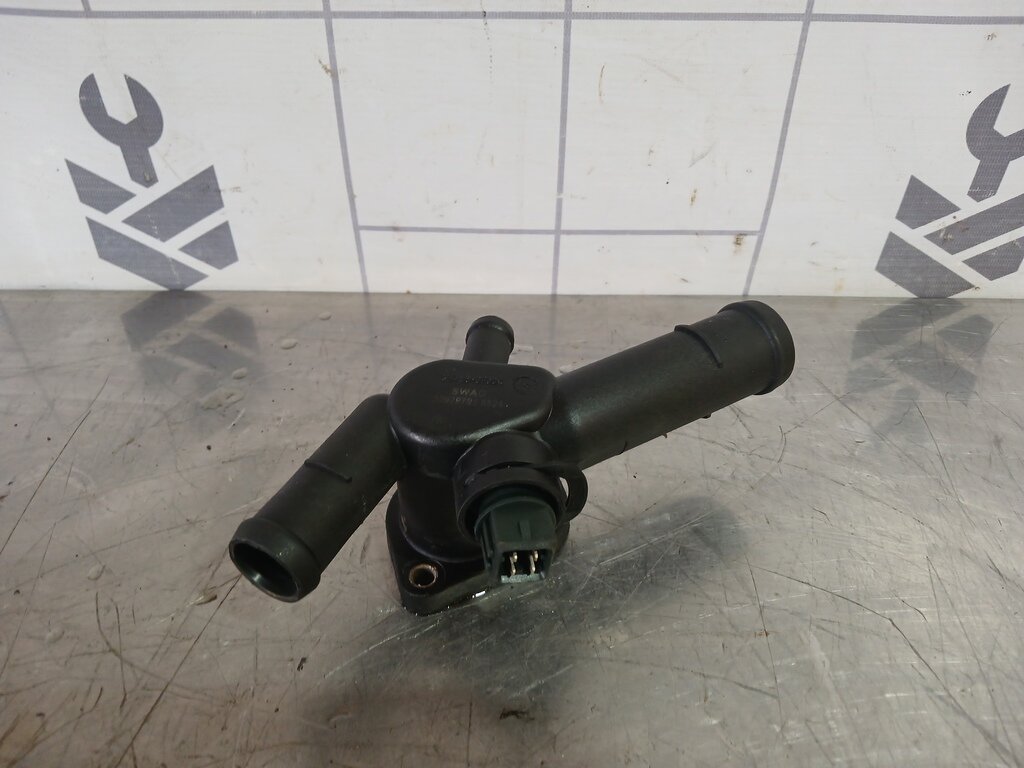 Фланец двигателя системы охлаждения VW Golf 4 Bora 97-05