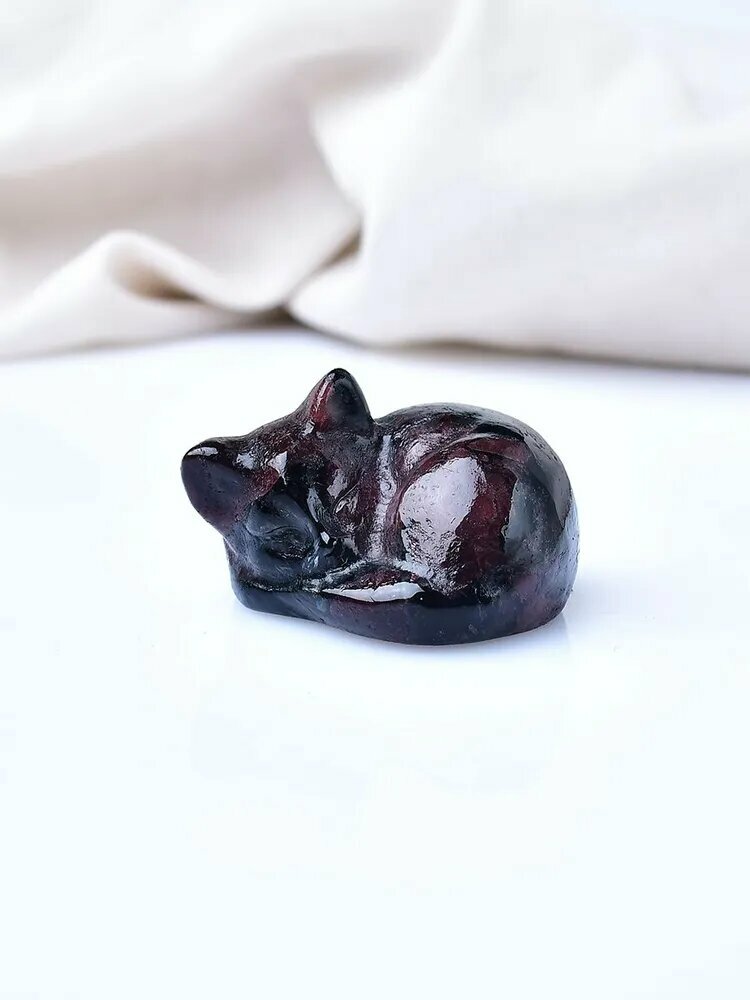 Статуэтка сонного кота из натурального камня гранат" (1шт)