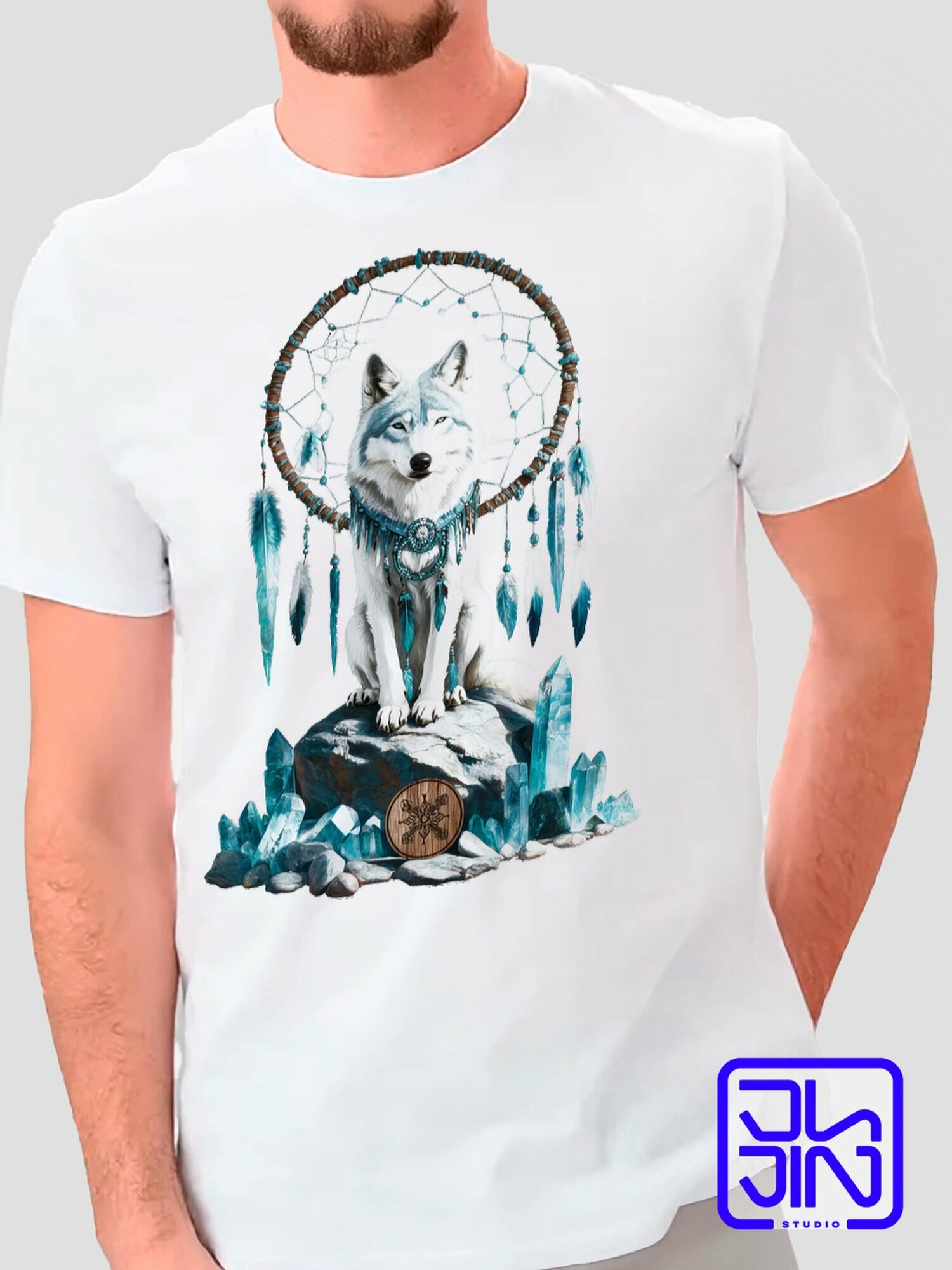 Футболка классическая мужская с авторским принтом Белый волк с этническим бирюзовым ловцом снов и кристаллами на камне, белый хлопковый трикотаж с прикольным рисунком на груди
