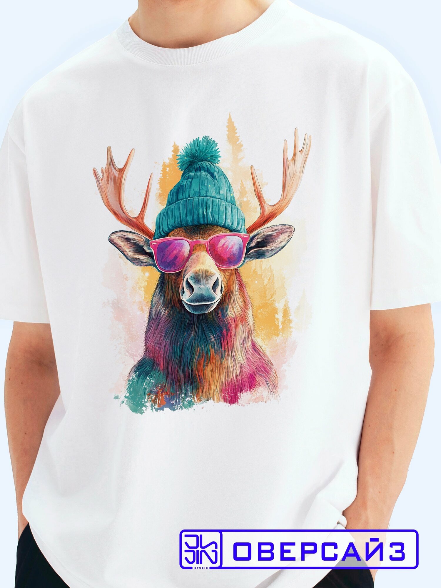Футболка оверсайз мужская с принтом Смешной пестрый лось в разноцветных очках и синей шапке в ярком лесу, белый хлопковый трикотаж с прикольным рисунком на груди