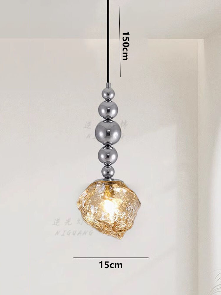 Современная мебель, украшенная люстрой на кровати спальни