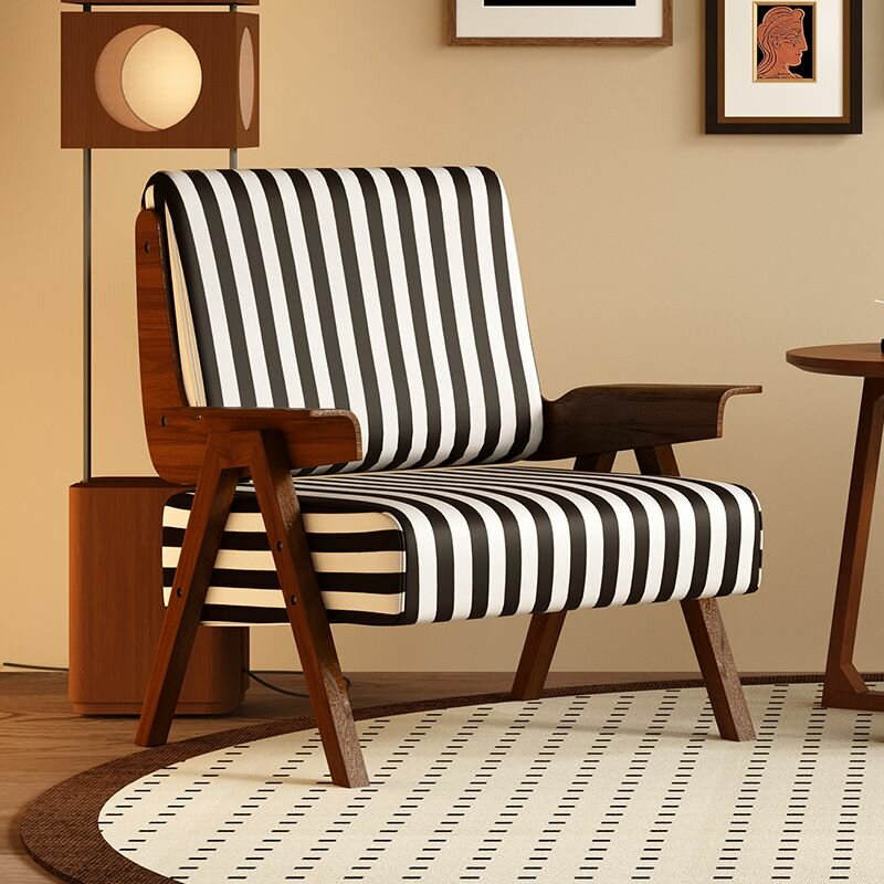 Изяшное кресло в ретро-стиле для гостиной с деревянной рамой и текстильной сиденьем