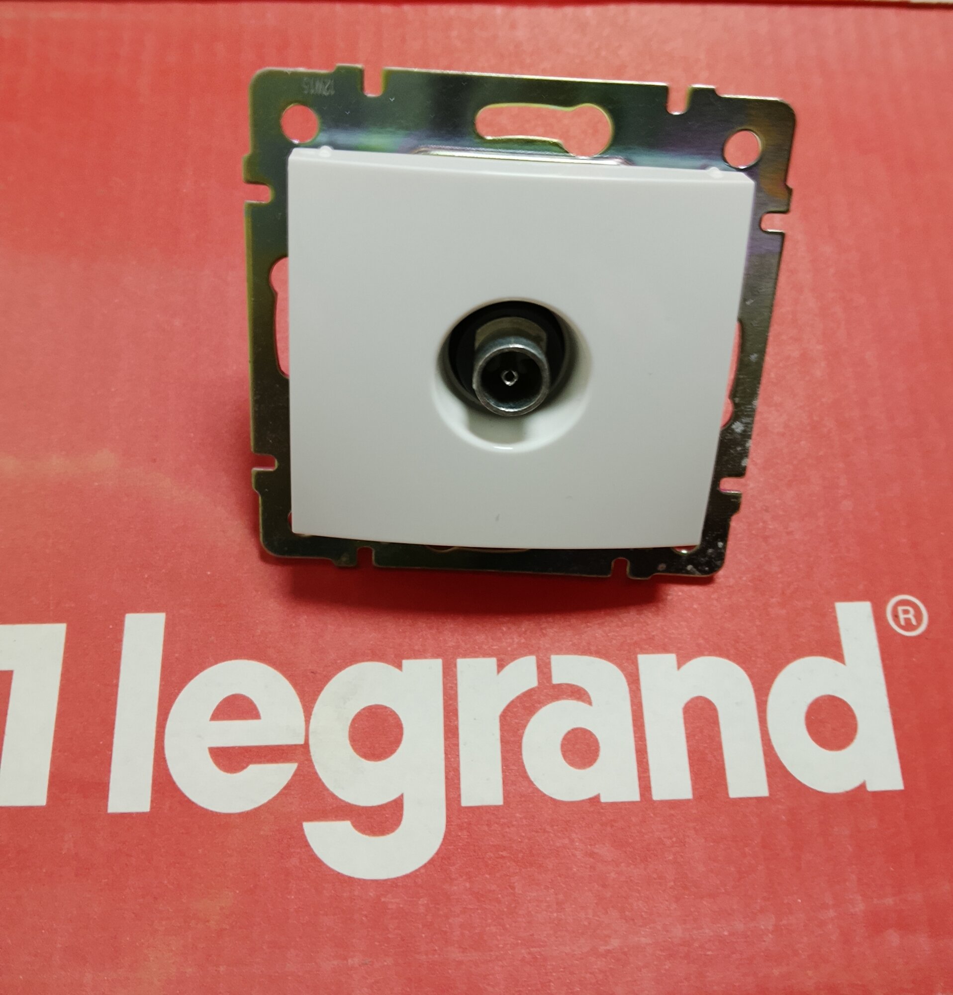 Антенный вход LEGRAND Valena 774429, скрытый монтаж, цвет белый.