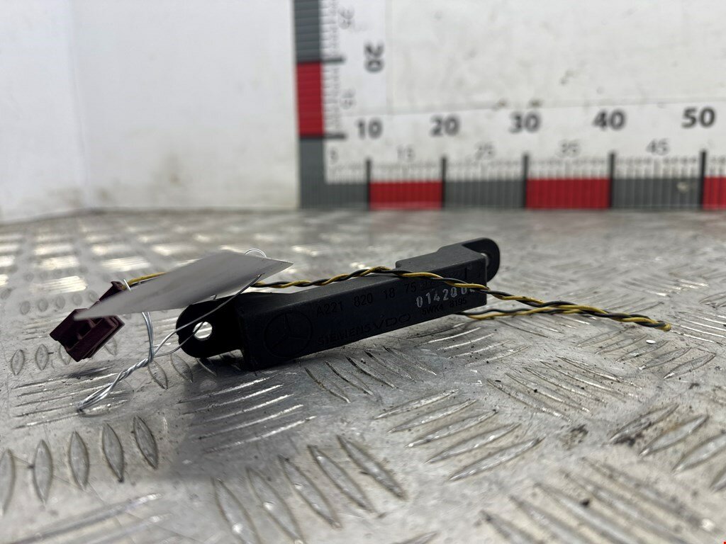 Антенна Mercedes S-Class (W221) A2218201875 арт. 2273000