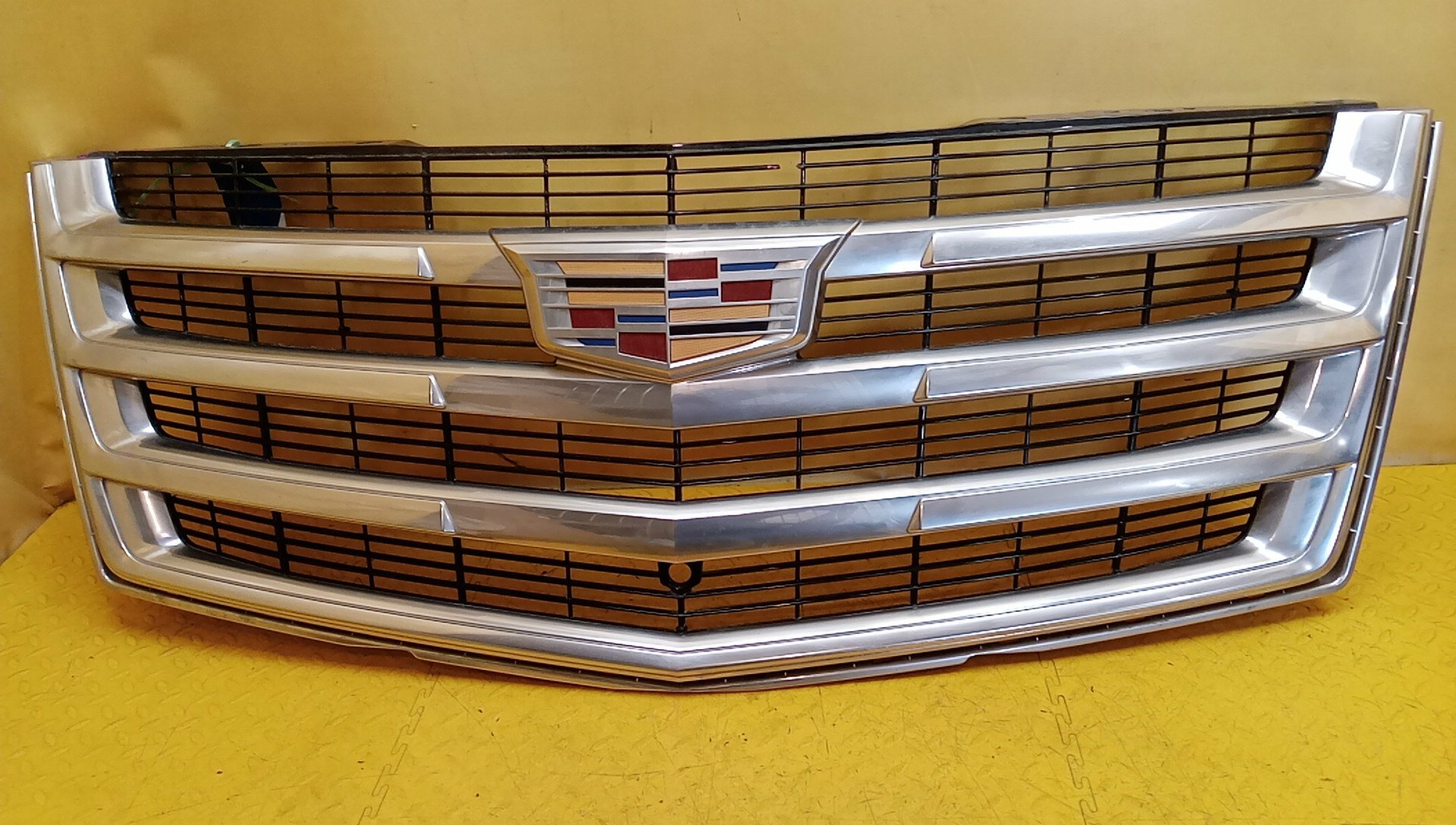 Решетка радиатора Escalade IV Cadillac 23405569