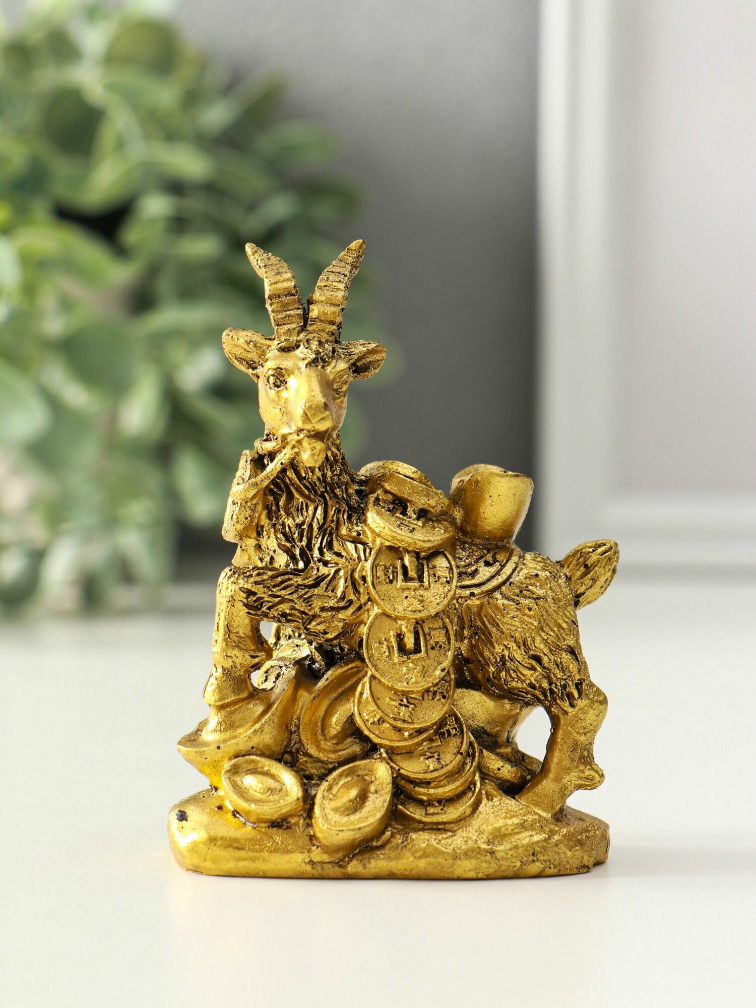 Нэцкэ фигурка полистоун Козёл с китайскими монетами и золотыми слитками , под бронзу, 4.2 7 9.4 см
