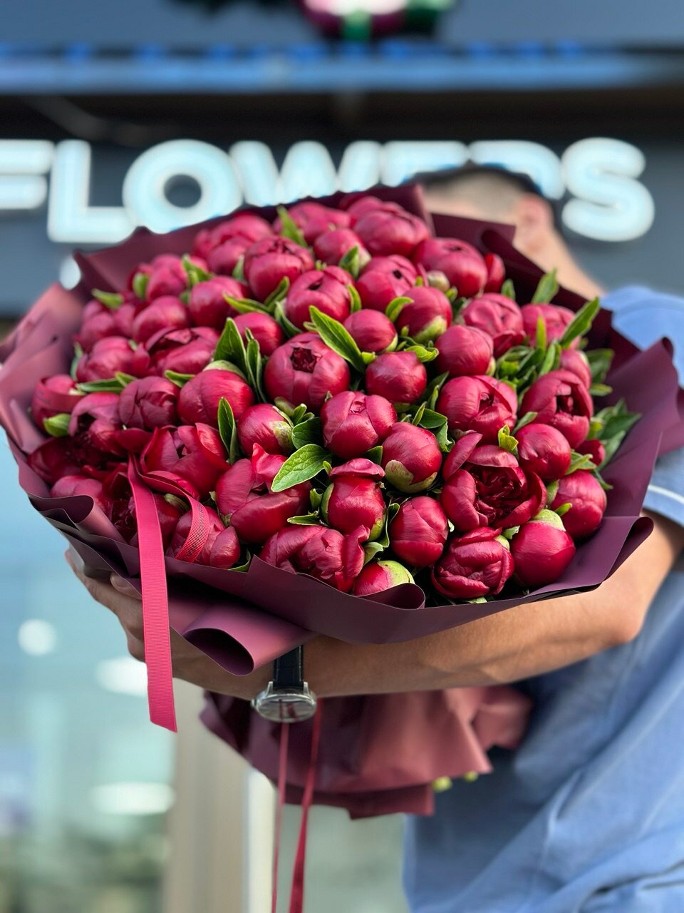 Бордовые пионы - это символ любви и страсти, которые вы можете выразить с помощью этого прекрасного букета.