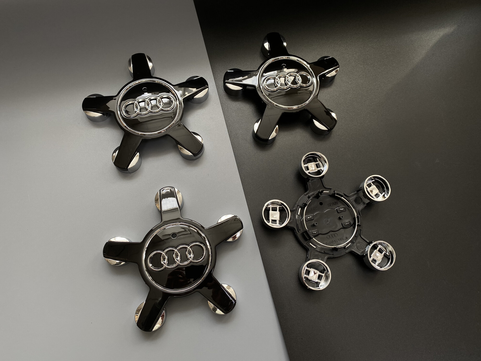 Заглушки диска Ауди/Колпачки для диска AUDI, звезда 135/57мм (комплект 4 шт) 4F0 601 165 N/черный