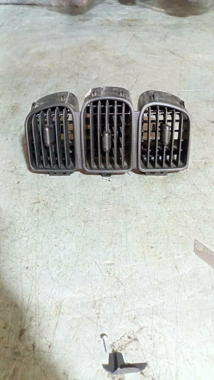 Дефлектор обдува салона правый Dodge Caravan 4 (2000 - 2007)