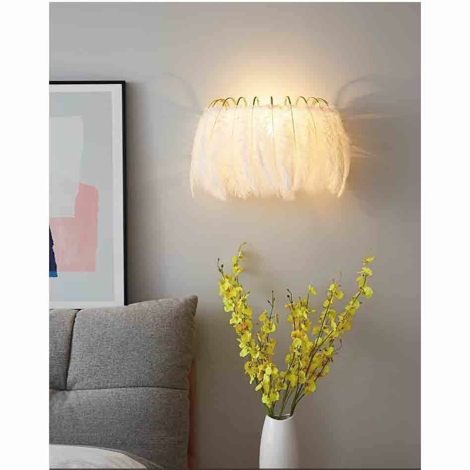Теплый и романтичный настенный светильник из перьев