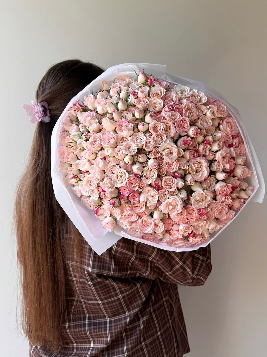 Большой нежно-розовый букет из кустовых роз в стильной упаковке, роскошный букет