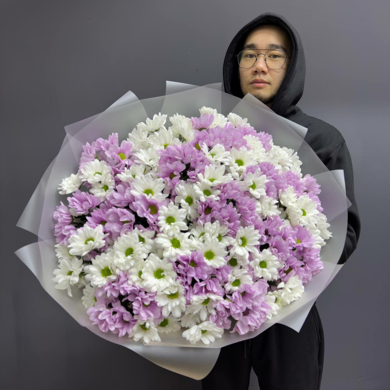 Милый букет из 25 хризантем микс розовые и белые высотой 60 см с доставкой