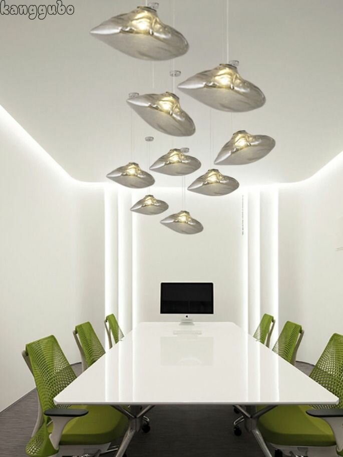 Стеклянная люстра в форме облака