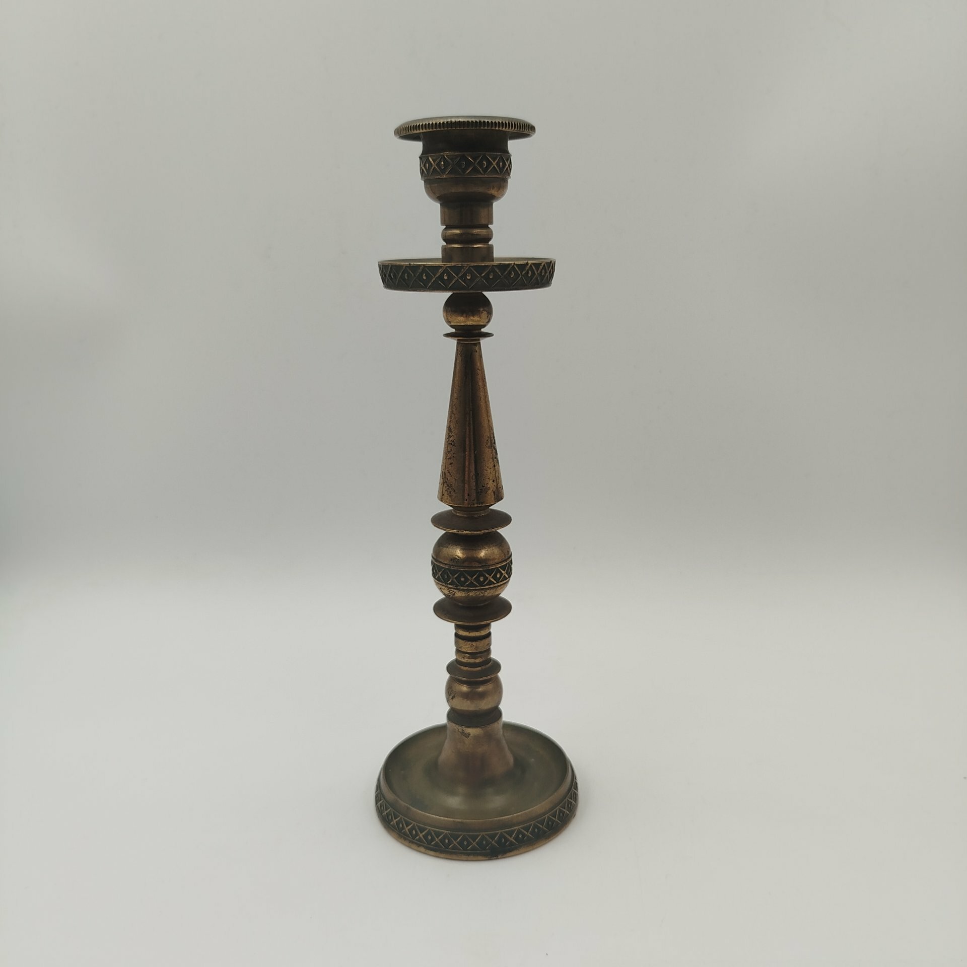 Подсвечник на фигурном основании с шарообразными вставками и геометрическим декором (на одну свечу)