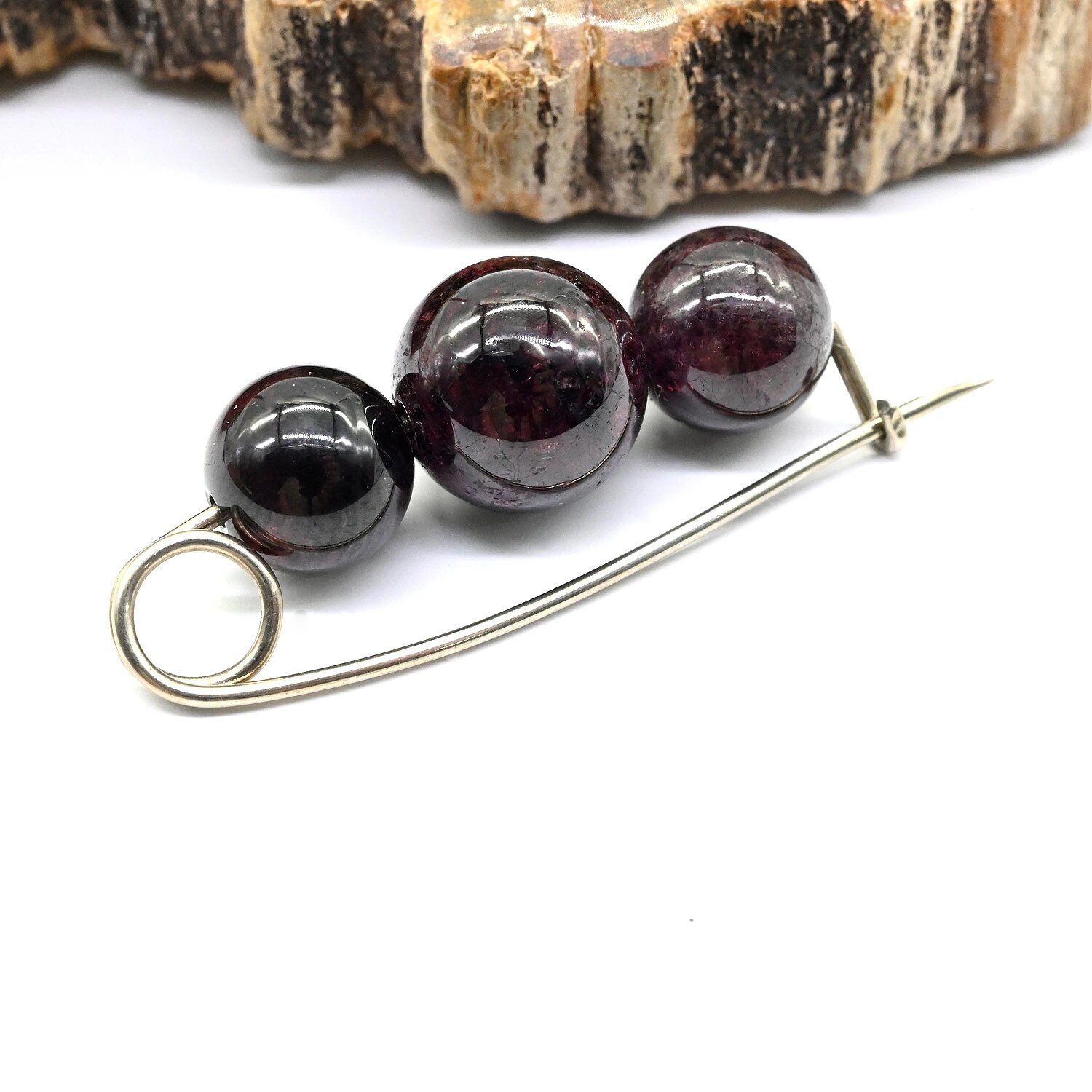 Брошь, гранат