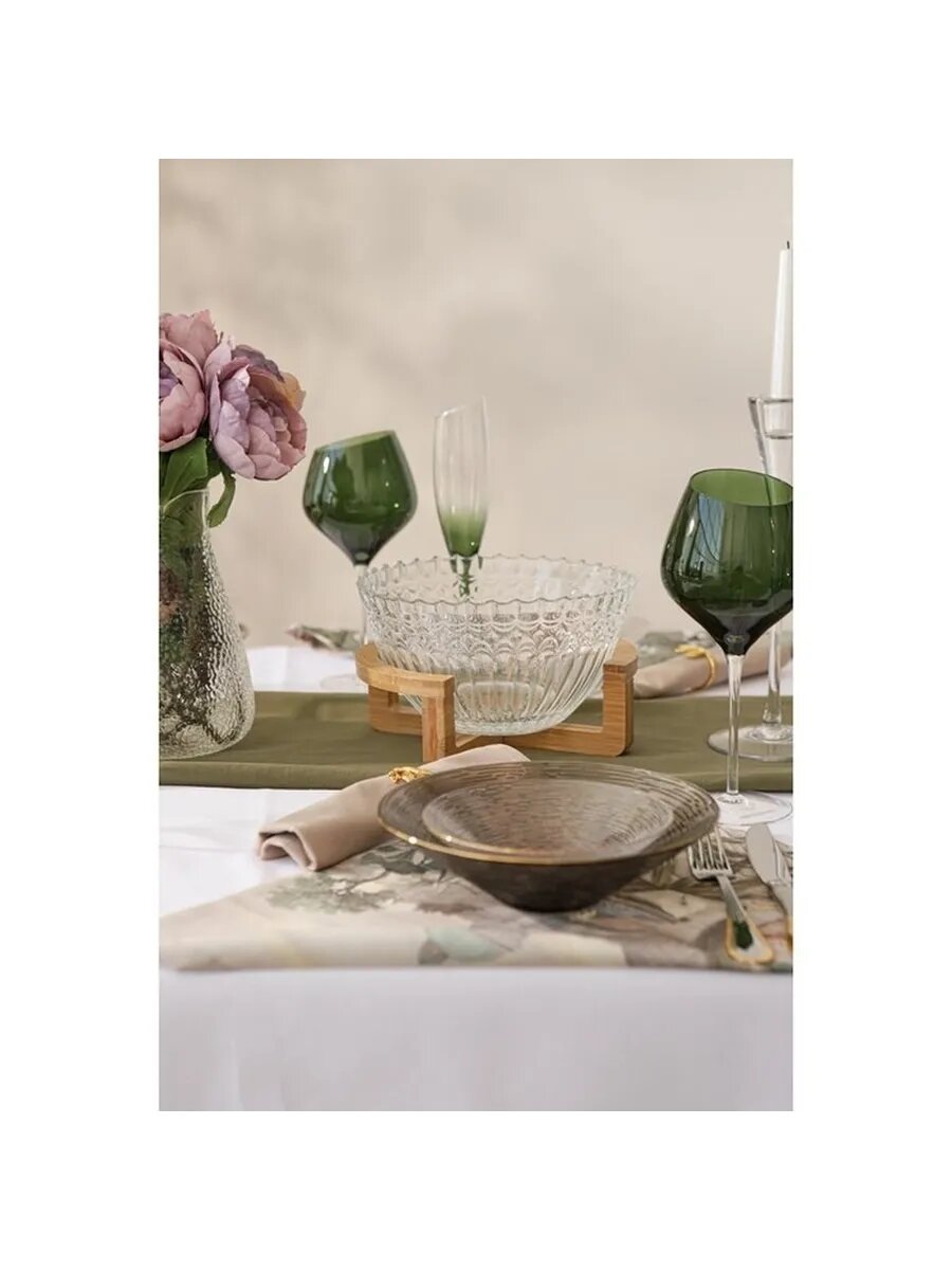 Элегантный зеленый бокал для красных вин