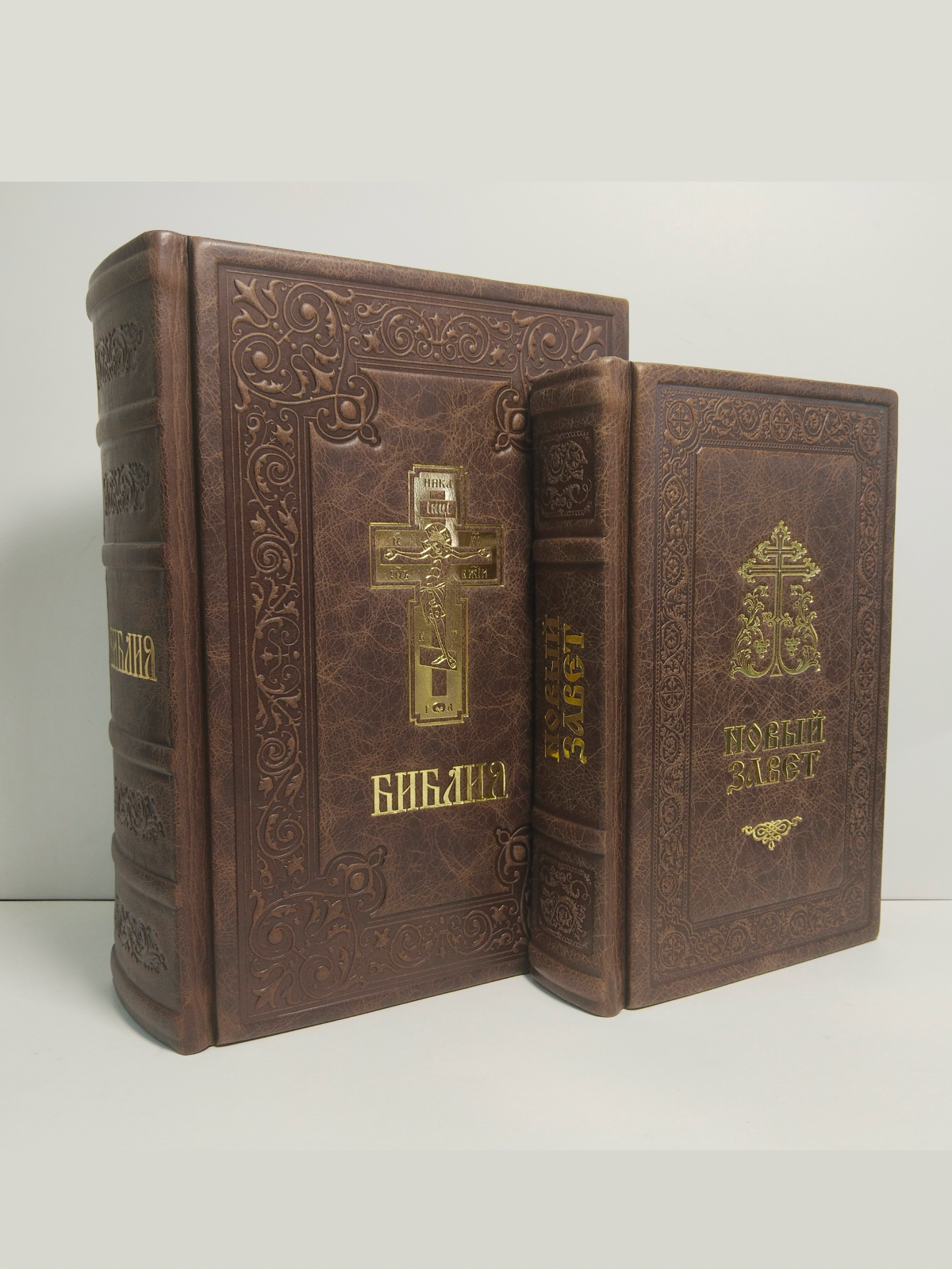 Книги в кожаном переплете: Библия (25х18 см) и Новый Завет (21,5х14,5 см) темно-коричневный