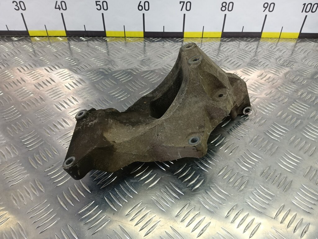 Кронштейн генератора Б/У для LAND ROVER DISCOVERY III (2004—2009) YLU500290