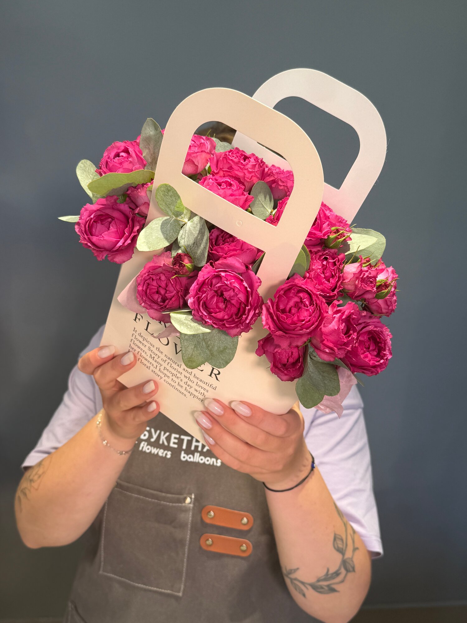 Бежевая сумочка “XS” с пионовидными розами и эвкалиптом. «Букетная» - живые цветы с доставкой