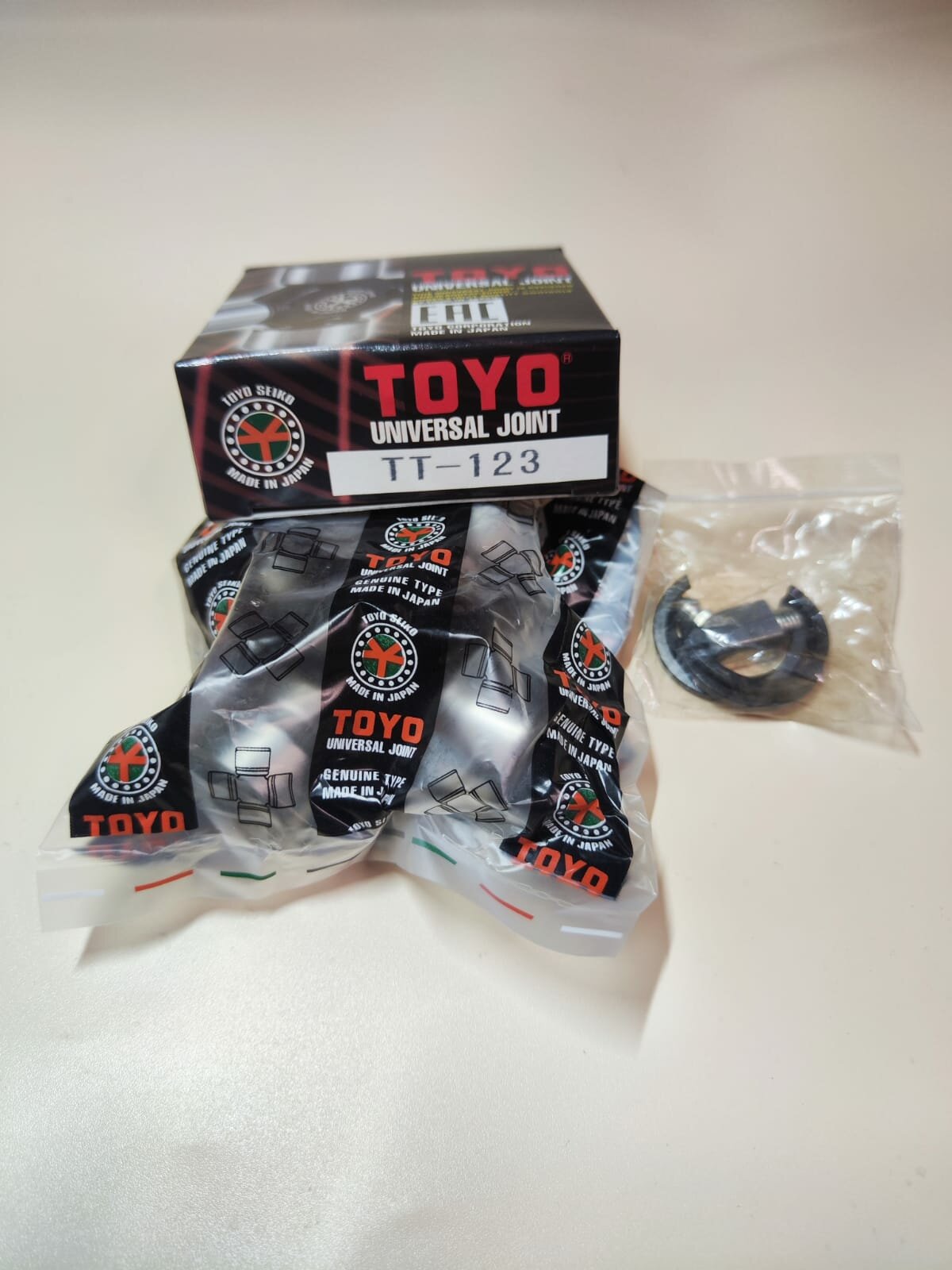 Крестовина карданного вала TOYOTA LAND CRUISER 70/100/120/150/200 с тавотницей TOYO