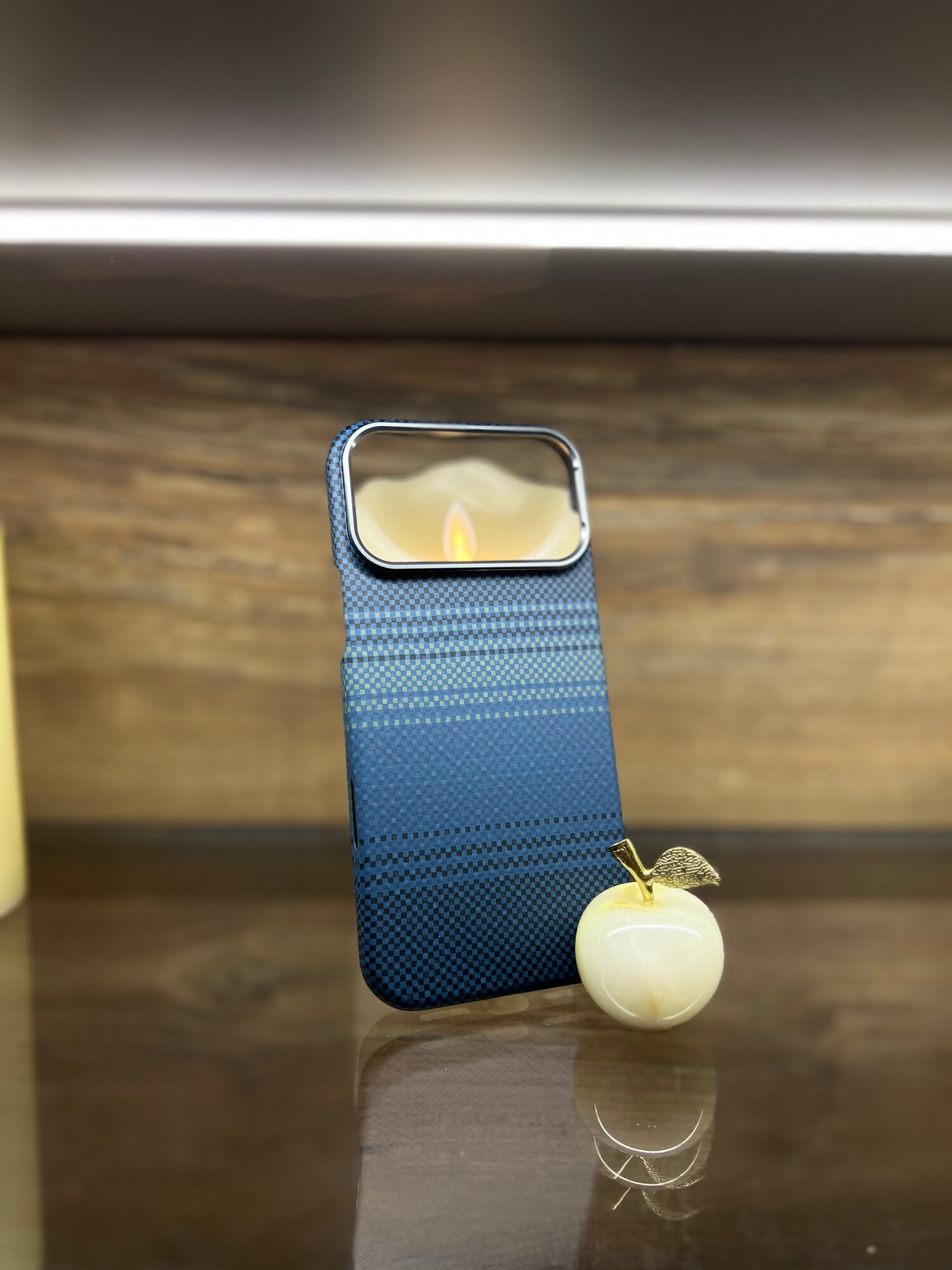 Чехол на iPhone 17 Pro Max с поддержкой беспроводной зарядки/ Синий / Карбоновый дизайн