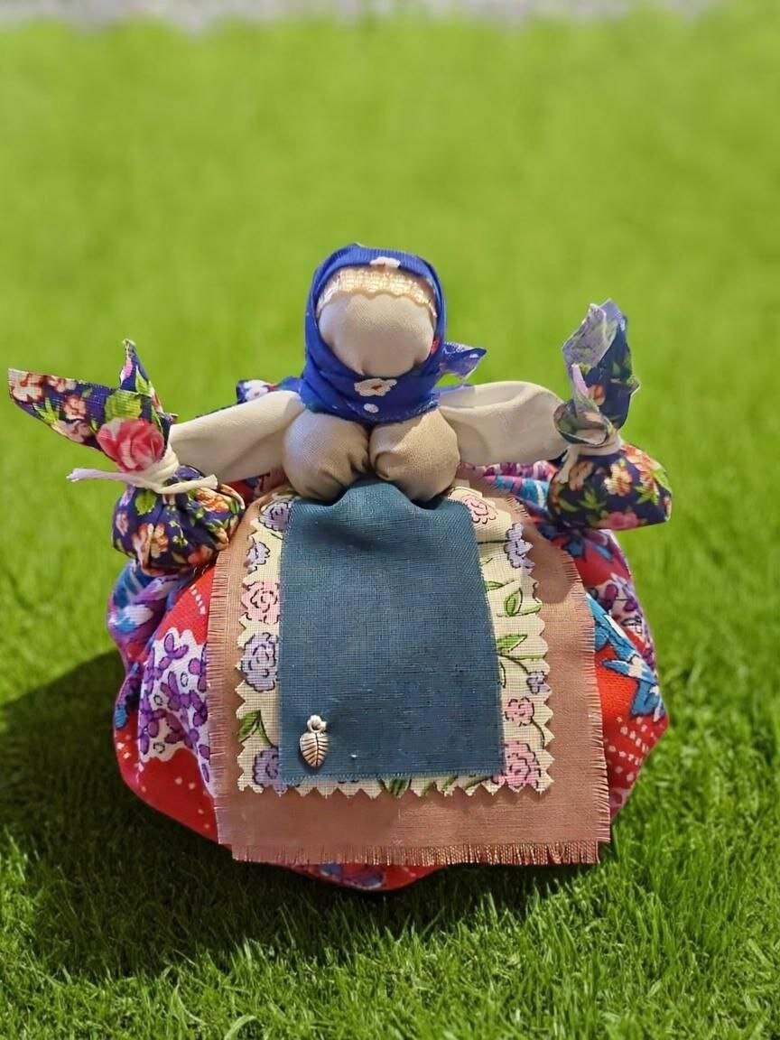 Кукла-оберег Кубышка-травница с ромашкой, тысячелистником и зверобоем