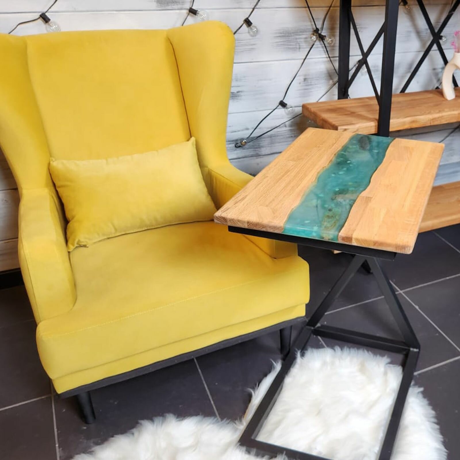 Приставной стол с рисунком из эпоксидной смолы