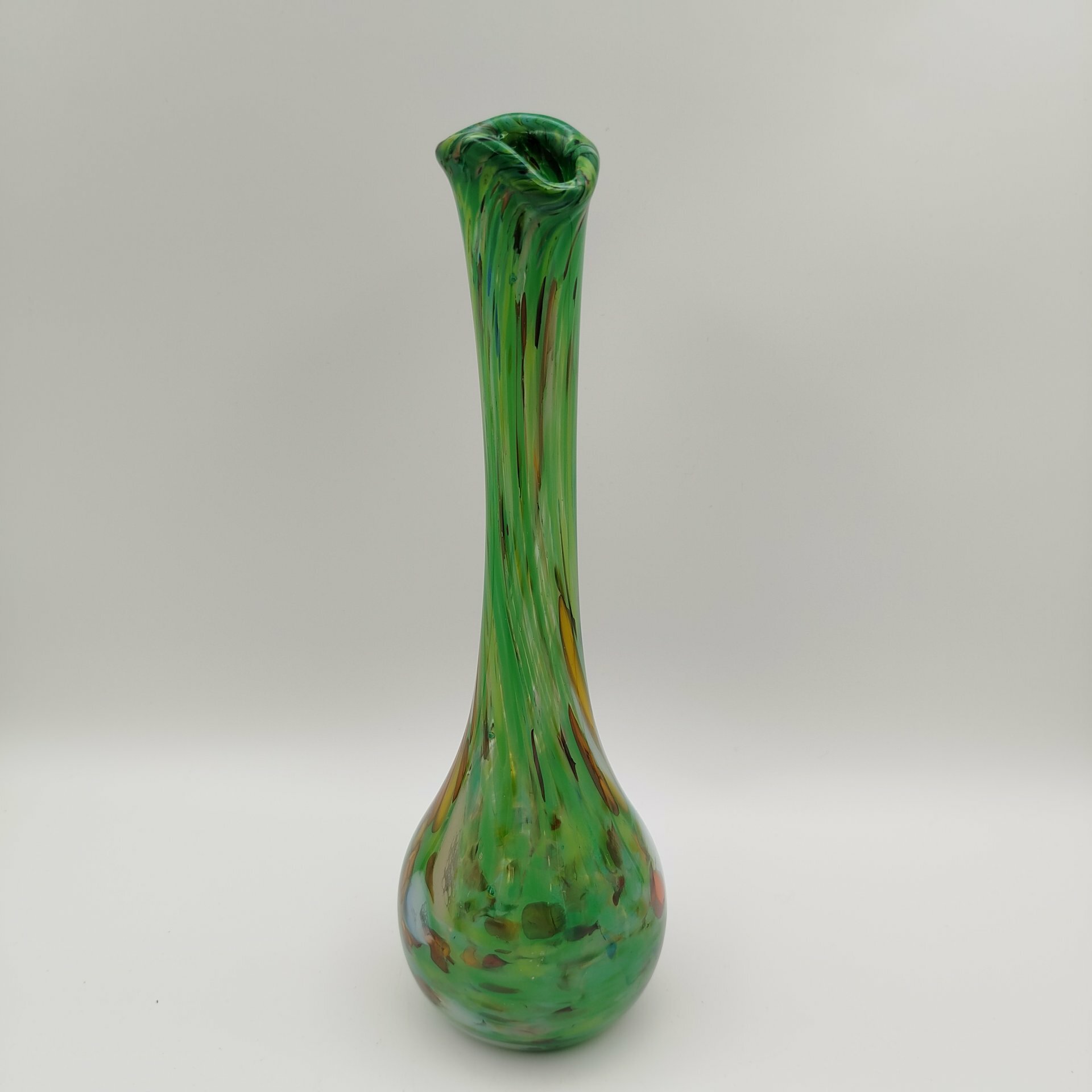 Ваза с узким горлышком, зеленого оттенка, стекло, гутная техника