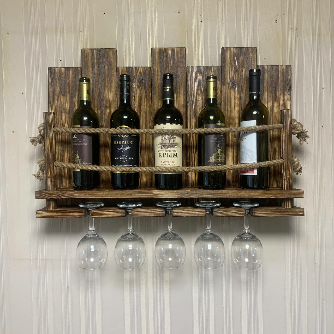 Деревянная навесная винная настенная полка для бутылок и бокалов с канатом из массива дерева Высота 45 см Ширина 67 см