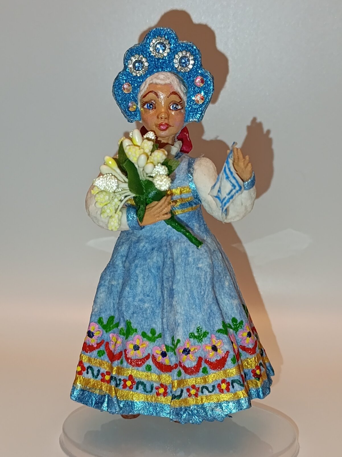 Ватная игрушка Русская красавица", высота 13 см (с кокошником 14,5 см), цвета: голубой, белый. В подарочной упаковке.