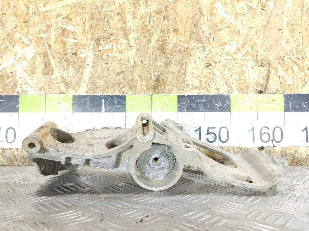 Кронштейн генератора RENAULT Megane 2003 2009 8200072727