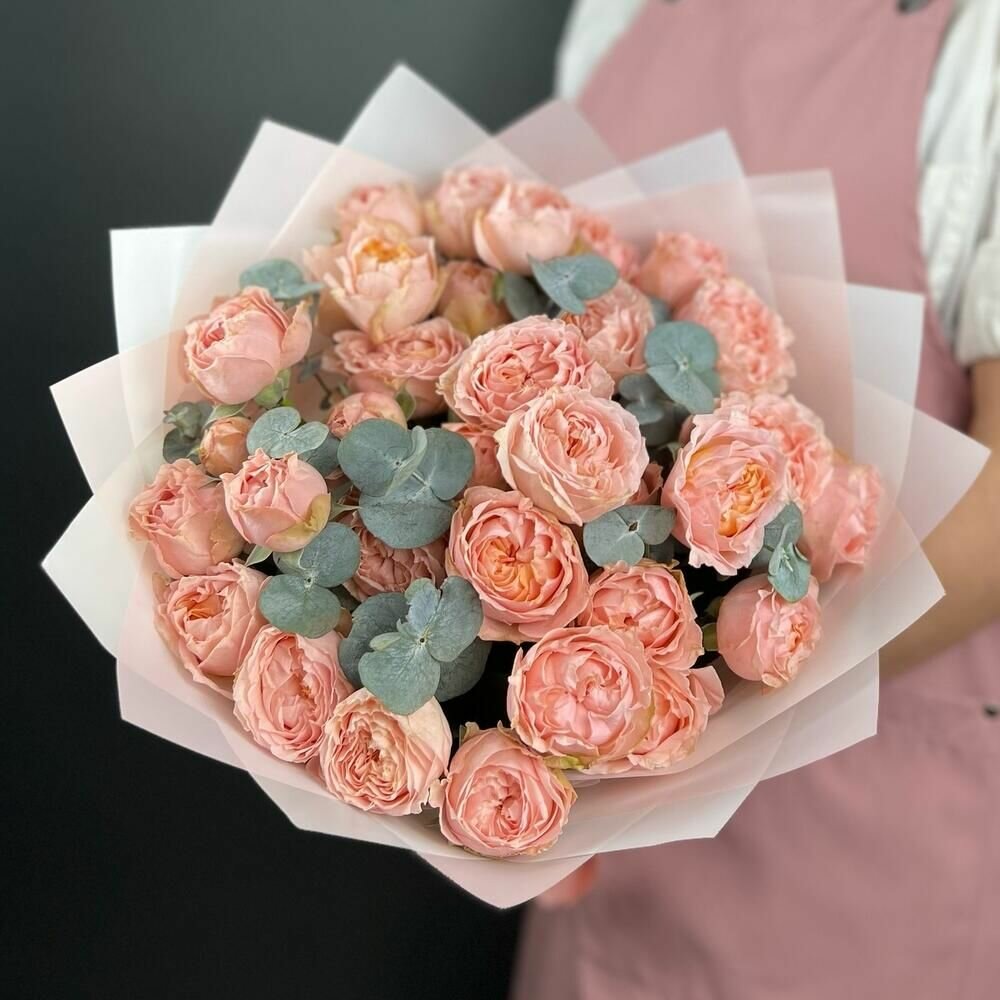 Букет живых цветов. Кустовые розы Джульетта 7 шт и ветки Эвкалипта