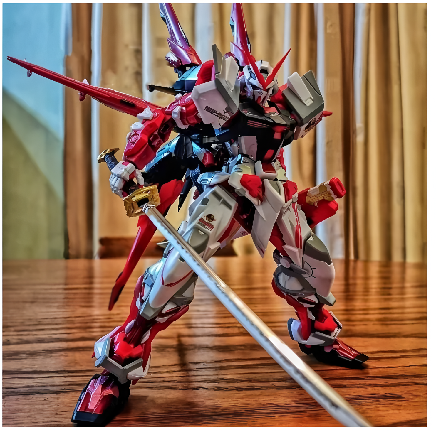 Модель Gundam, раскрашивать не нужно, пластик, возраст 7+, красная
