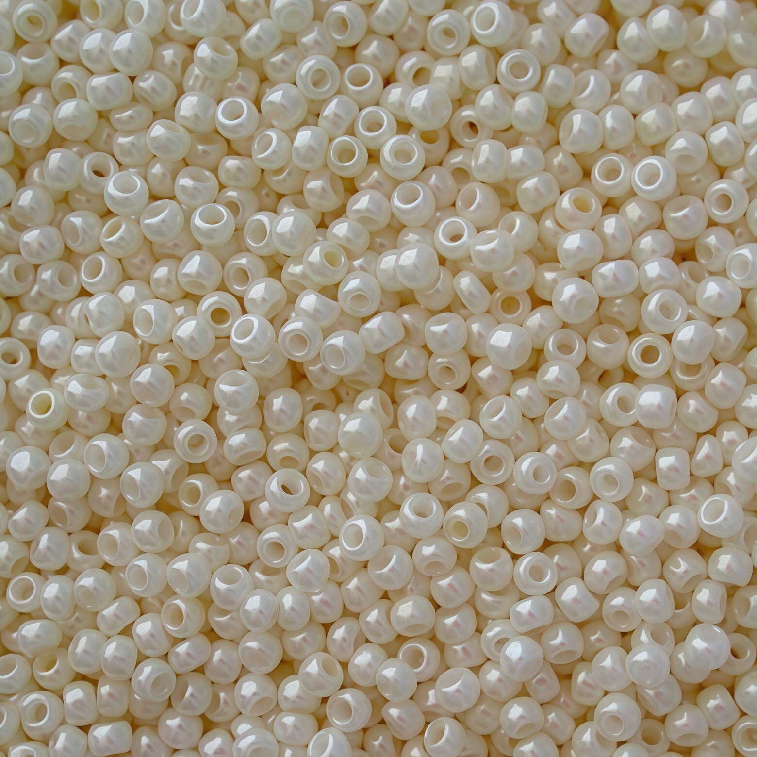 Бисер TOHO круглый, размер 10/0, цвет #122 (Непрозрачный глянцевый, белый навахо), 10 грамм