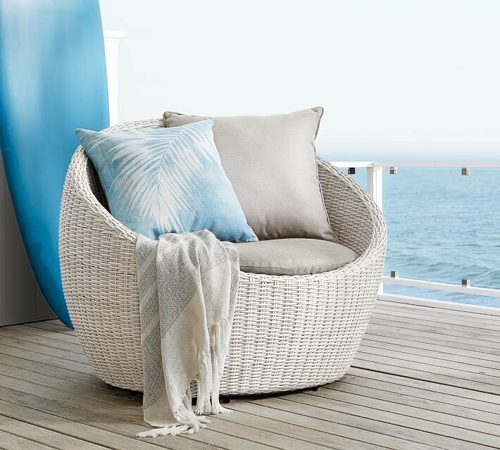 Плетеное кресло из искусственного ротанга