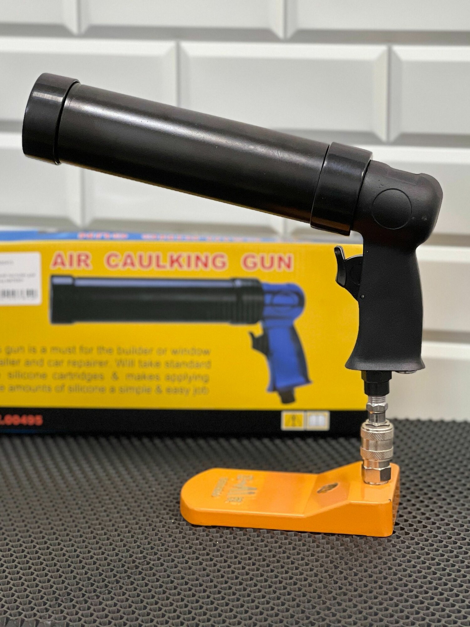 Пневматический пистолет для герметика под тубу