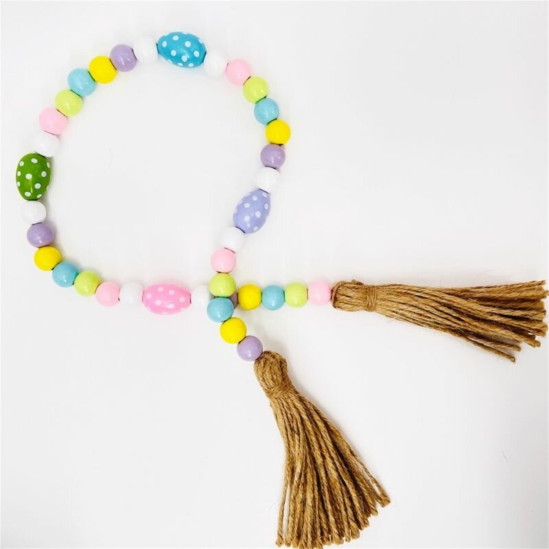 1 нитка пасхальных крашеных яиц, деревянные бусины, подвеска с кисточкой