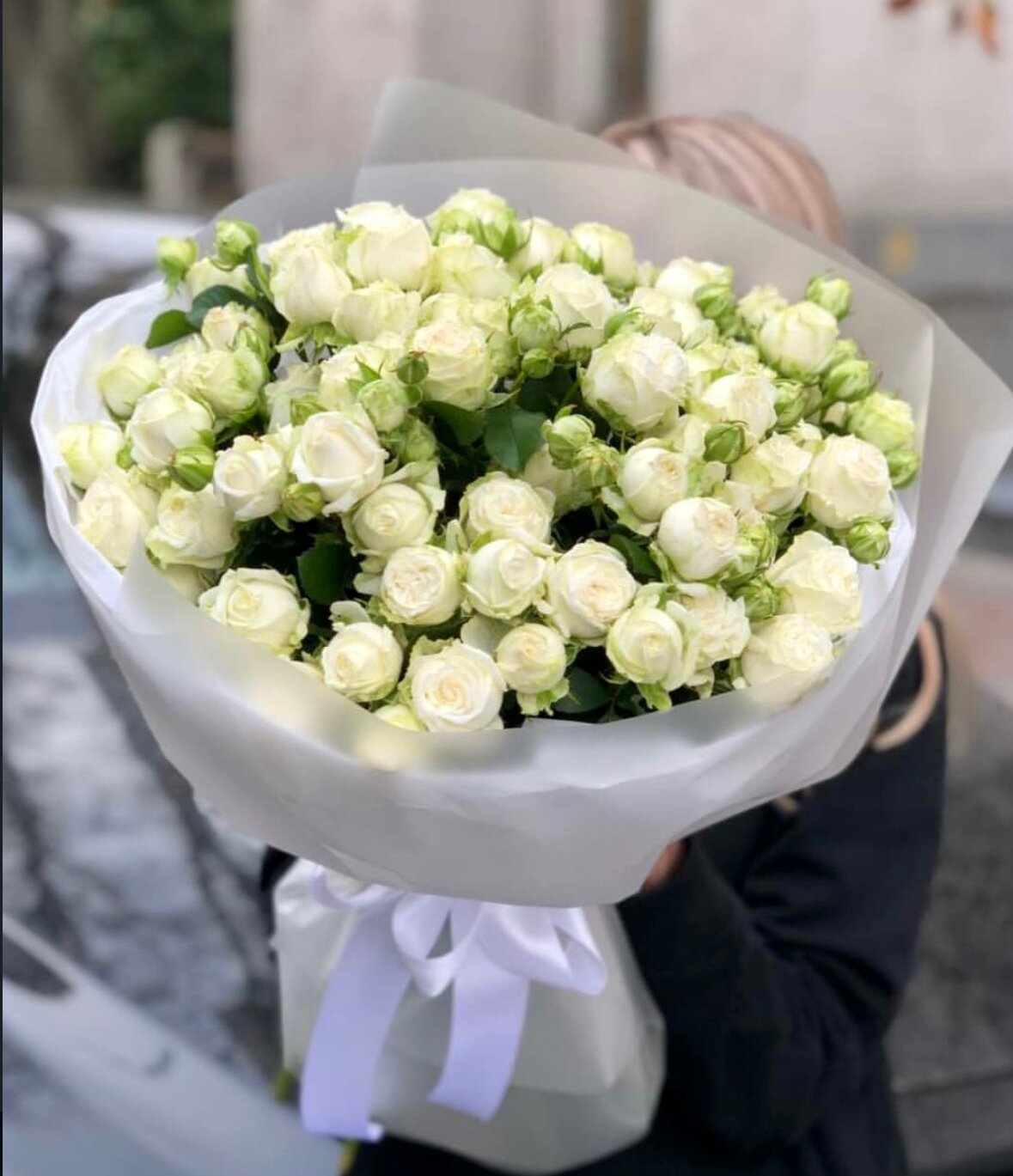 Букет из белой кустовой розы в стильной упаковке, шикарный букет, роскошный букет