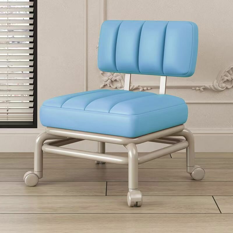 Маленький табурет с универсальной спинкой на колесиках