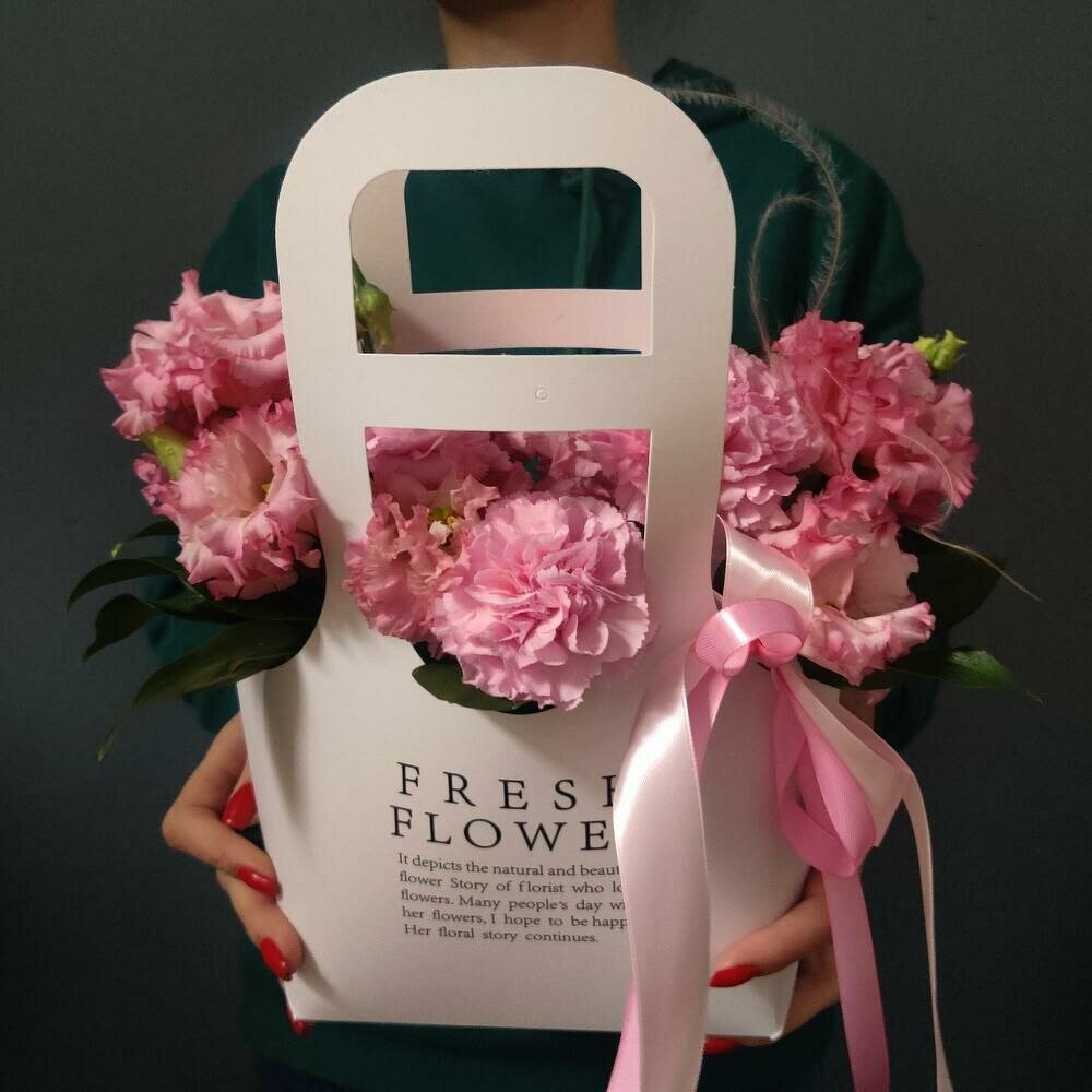 Цветочная композиция в сумочке , эустомы и диантусы, высота 25см,