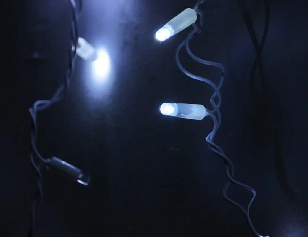 Светодиодная бахрома мерцающая, 144 холодных белых LED, влагозащитный колпачок, 3х0.9 м, коннектор, белый провод, уличные, Rich LED
