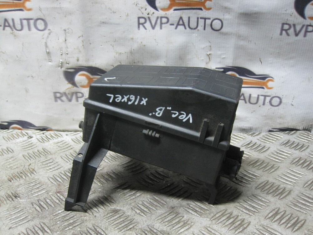 Блок предохранителей Opel Vectra B 1995-1999 90506007