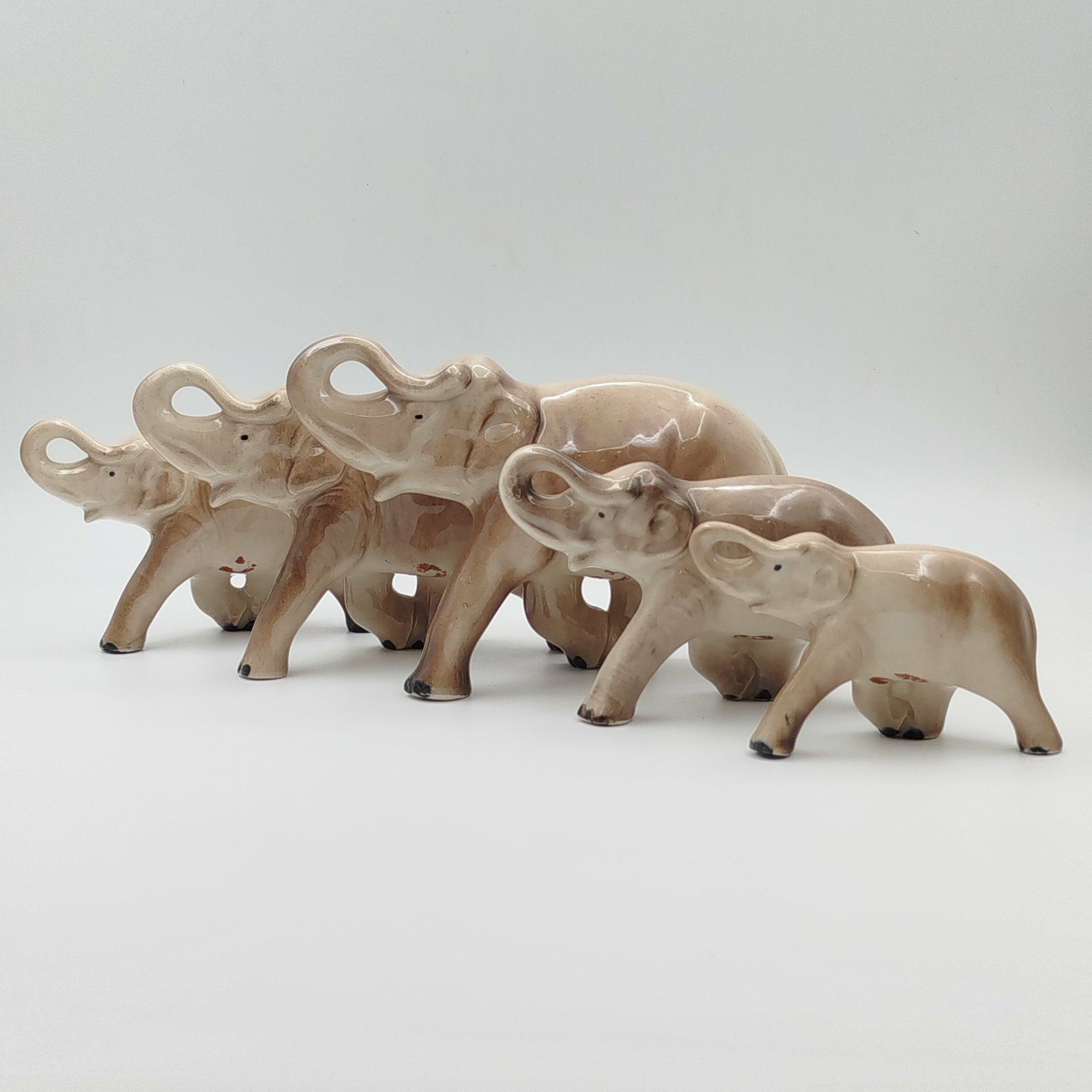 Скульптурная композиция "Пять слонов", фарфор, аэрография, СССР, 1960-1980 гг.