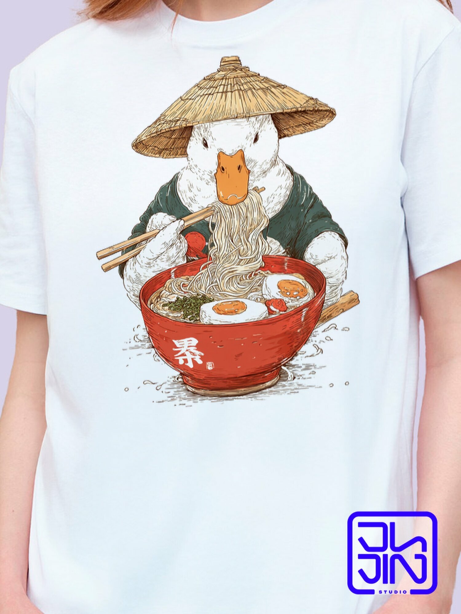 Футболка классическая женская с авторским принтом Смешная белая утка в аниме стиле с красной миской рамена и вкусной лапшой, белый хлопковый трикотаж с прикольным рисунком на груди